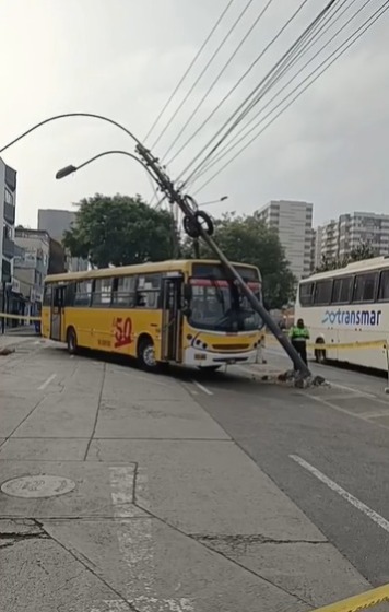 Microbús impacta contra poste de alumbrado público en Av. Venezuela ...